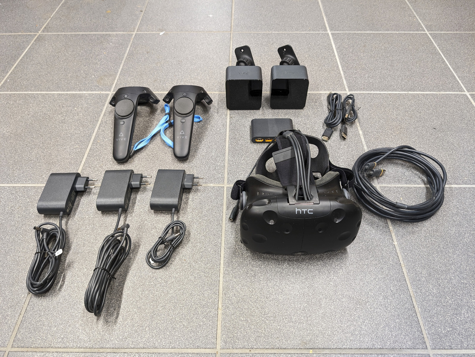 HTC Vive VR-System inkl. Headset, Controller, Basisstationen ...