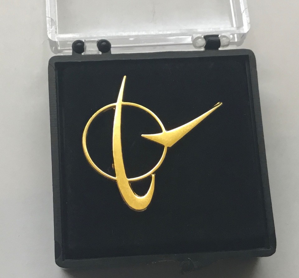 Boeing Symbol Logo Gold Colored Lapel Pin in Case Aviation Aerospace | eBay