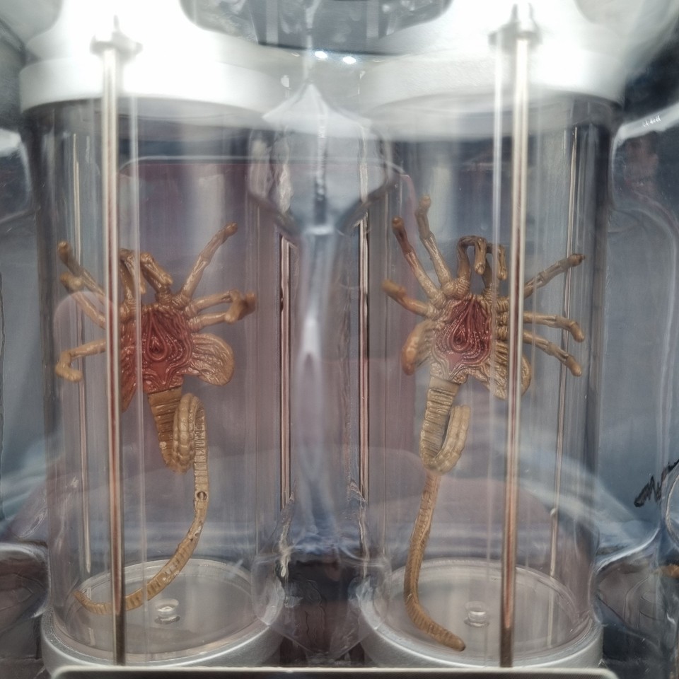 Neca Aliens 30th Anniversary Alien Creature Pack Stasis Tubes LED ...