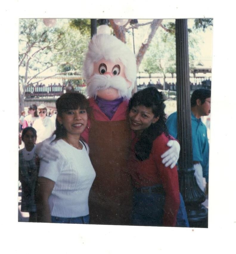 Vintage Photo 2 Pretty Young Women w/ Geppetto Disney World 1980's OPL8 ...