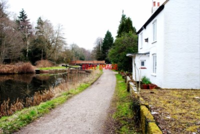 PHOTO BASINGSTOKE CANAL PIRBRIGHT WHARF LOOKING EAST | eBay UK
