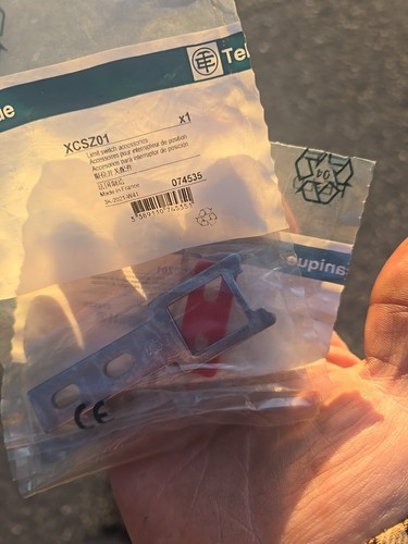 (LOT OF "2") Telemecanique Straight Key Tongue XCS Z01 | eBay