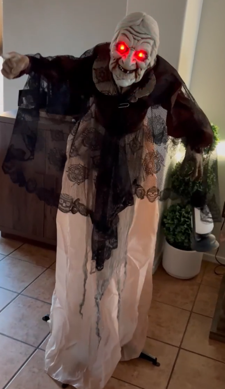 Life Size Animatronic Halloween Scary Creepy Animated Old Lady w Lights ...