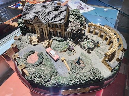 Elvis Presley Graceland Model Hawthorne Masterpiece - His Memory Lives ...