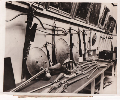VINTAGE WEAPONS ANTIQUE FIRE ARMS COLLECTION FOR SALE LONDON 1952 Photo ...