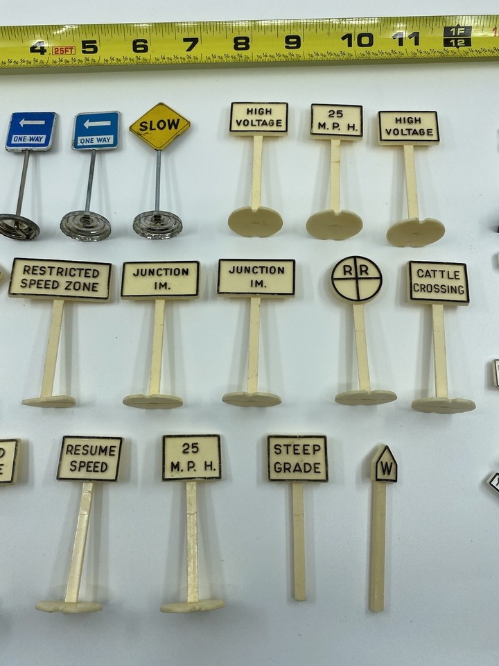 LIONEL MODEL TRAIN LOT 30 VINTAGE RR RAILROAD SIGNS PLASTIC ROAD/TRACK ...