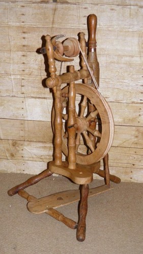Vintage Traditional Beechwood Single Treadle Upright Castle Spinning ...