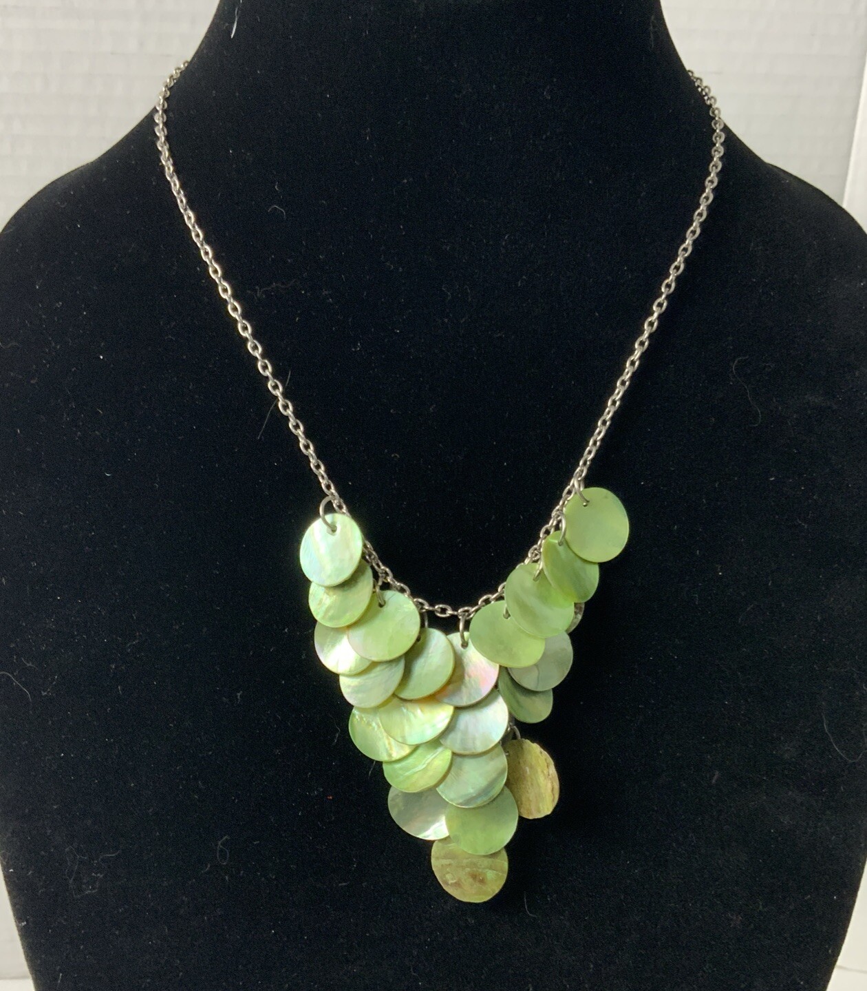 Vintage 8” Cascading Green Capiz Sea Shell Bib Neckla… - Gem