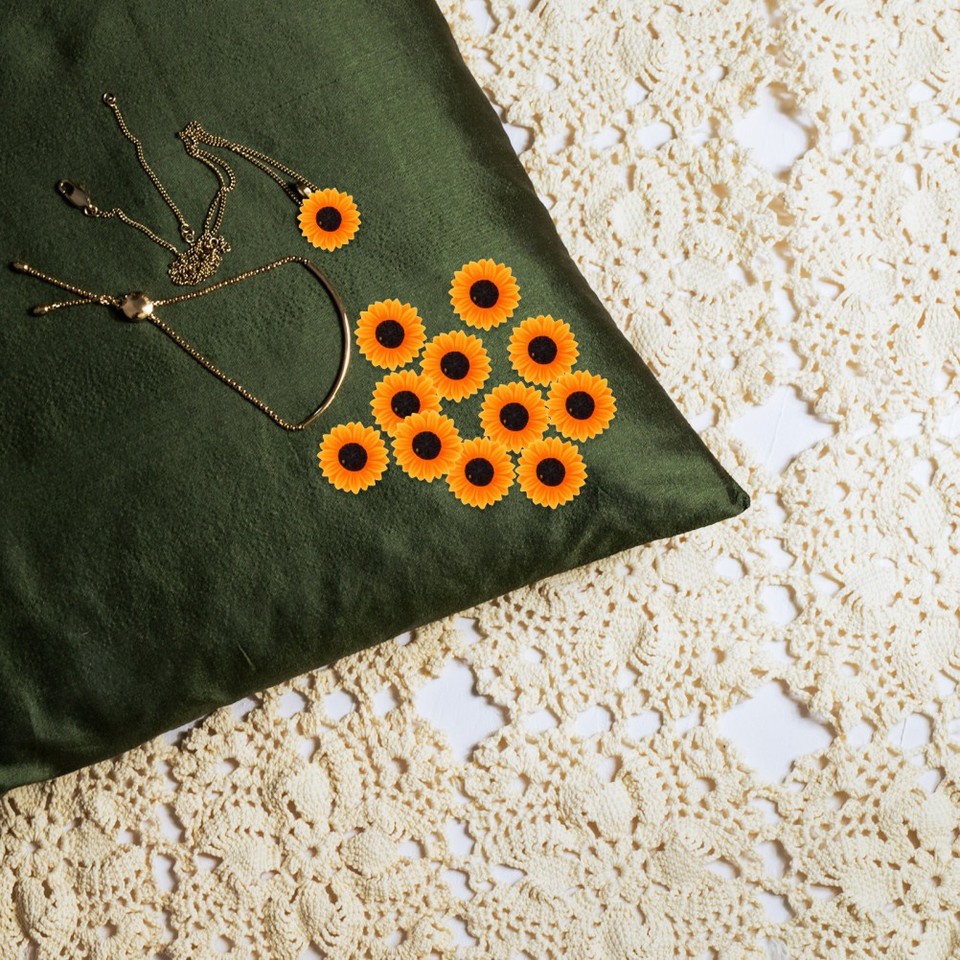 300 Pcs Daisy Flowers Shape Slices Resin Charms DIY Art Crafts ...