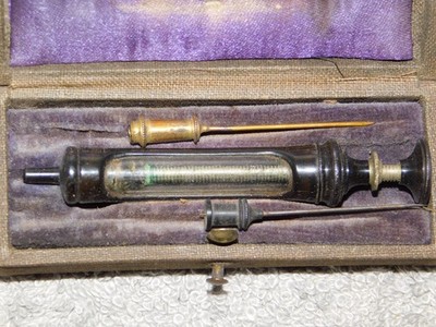ANTIQUE MEDICAL SURGICAL SYRINGE GLASS METAL HYPODERMIC CASE SET LATE ...
