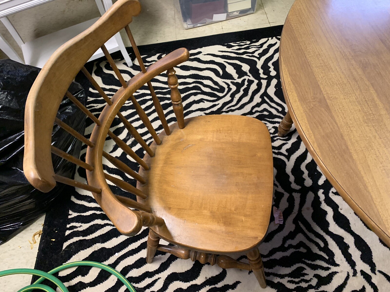 ROCKPORT KITCHEN TABLE WITH 2 SPRAGUE & CARLETON CHAIRS WITH 2 LEAFS ...