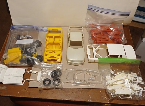MIXED LOT OF VARIOUS 1:24/1:25 SCALE MODEL PARTS "MOSTLY UNUSED" SEE ...