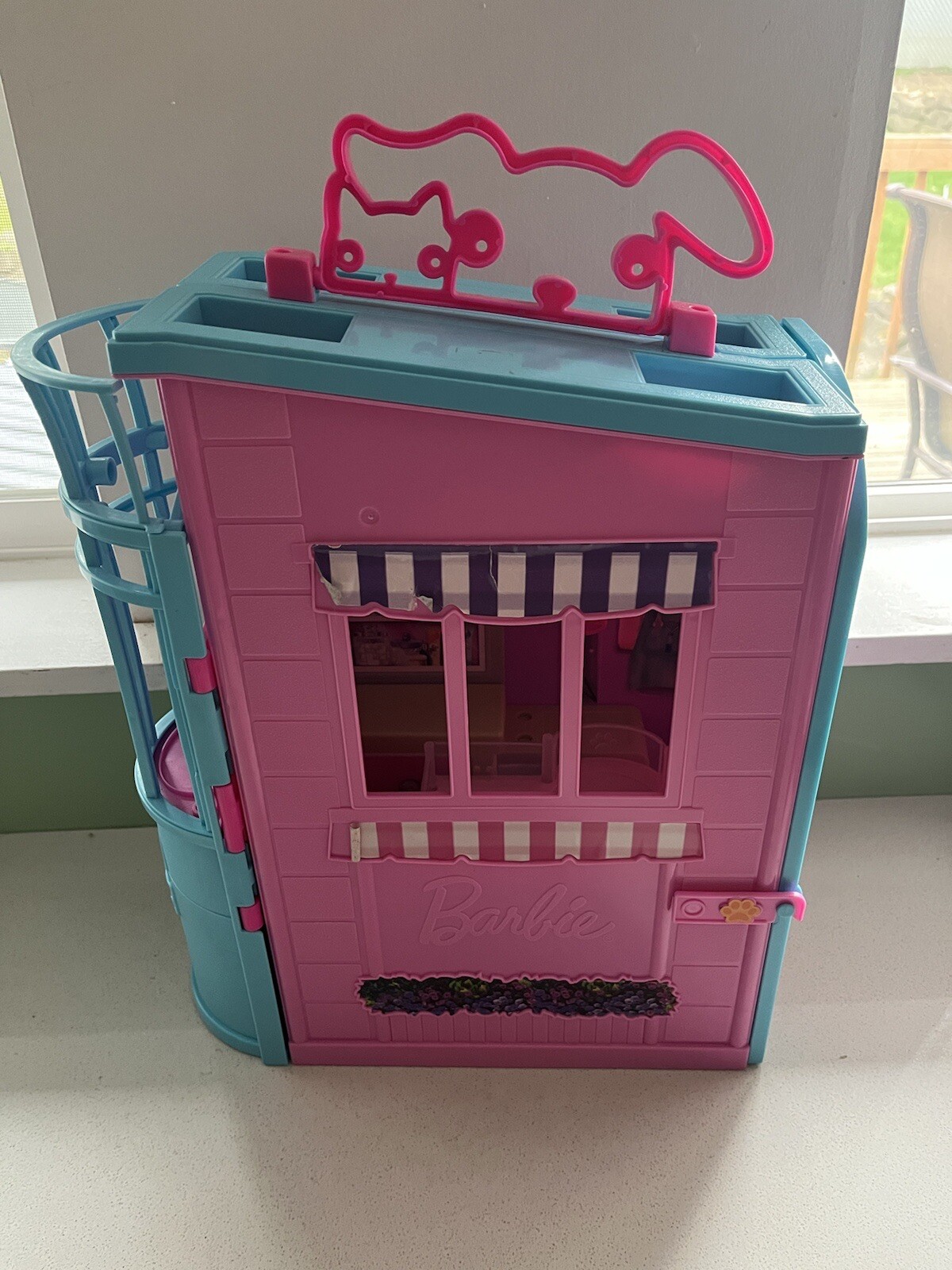 Barbie Pet Daycare Playset with 2 Barbies 4 Dogs and 4 Cats Barbie ...