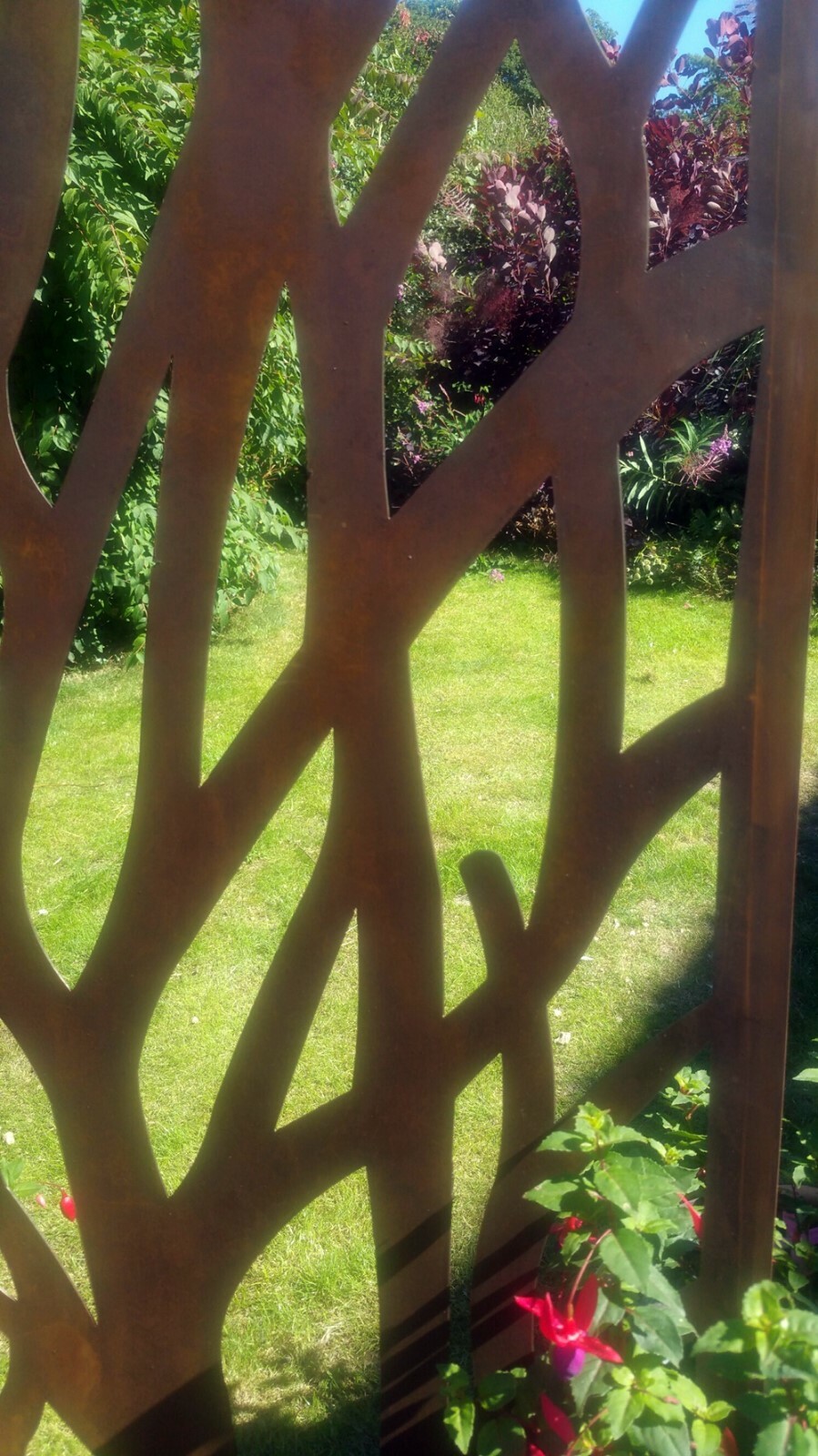 Lovely 1.8m (6ft) tall ‘Tree’ design rustic steel garden screen fence ...