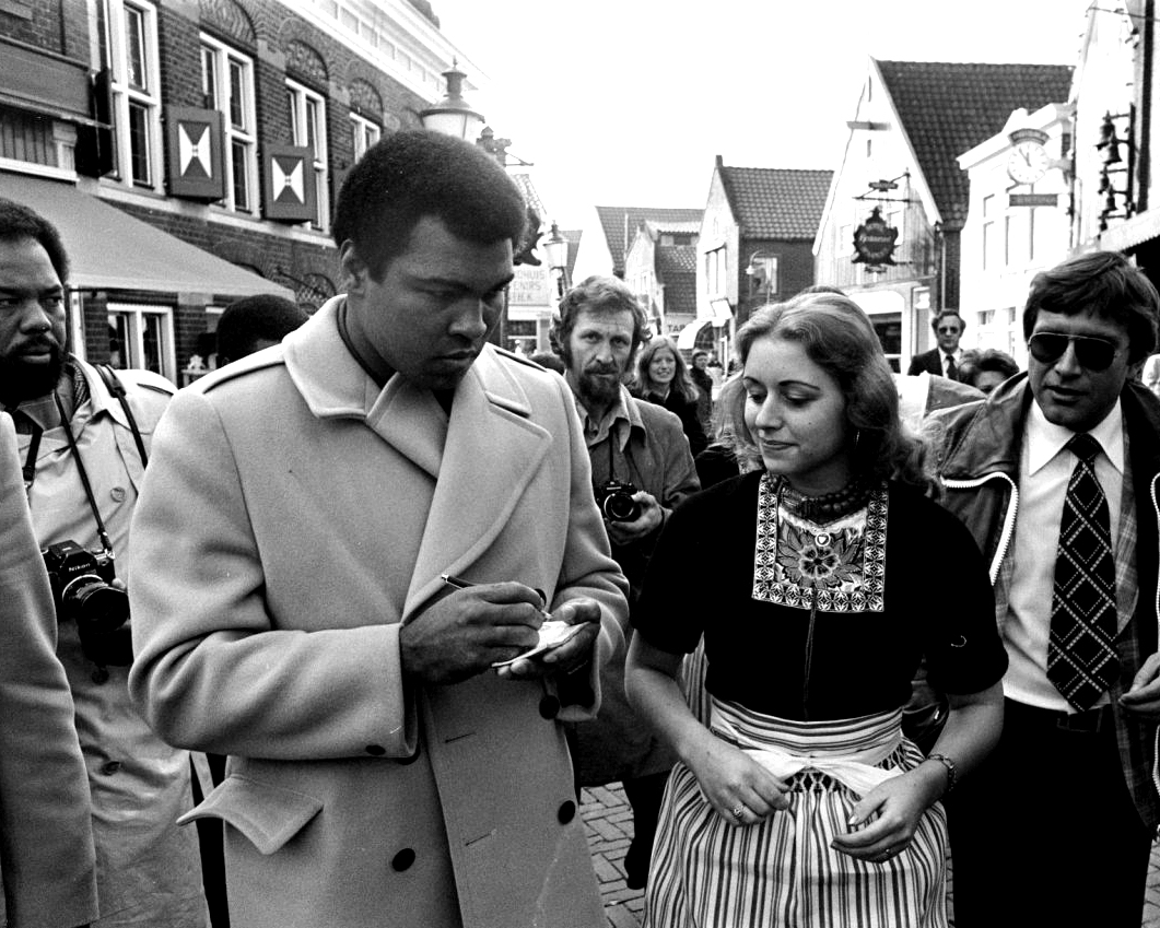MUHAMMAD ALI SIGNS AUTOGRAPH IN VOLENDAM NETHERLANDS - 8X10 PHOTO (ZY ...