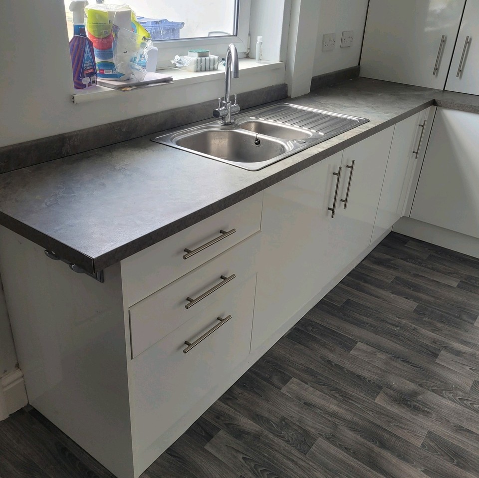 Kitchen Units Base And Wall Units Work Tops ,and All Appliances Cooker ...