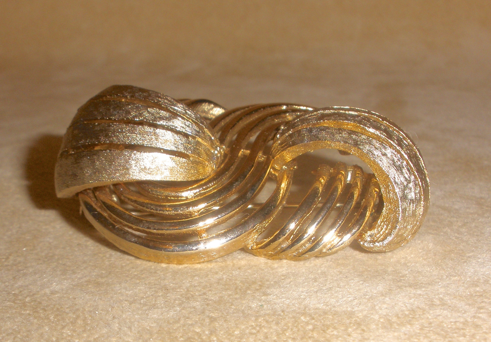 1960's Shiny & Textured Gold Tone Pin by Har - Gem