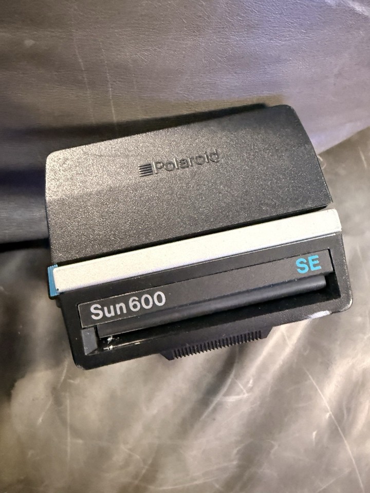 Polaroid Sun 600 SE Instant Film Camera with Polaroid 600 Film Pack ...