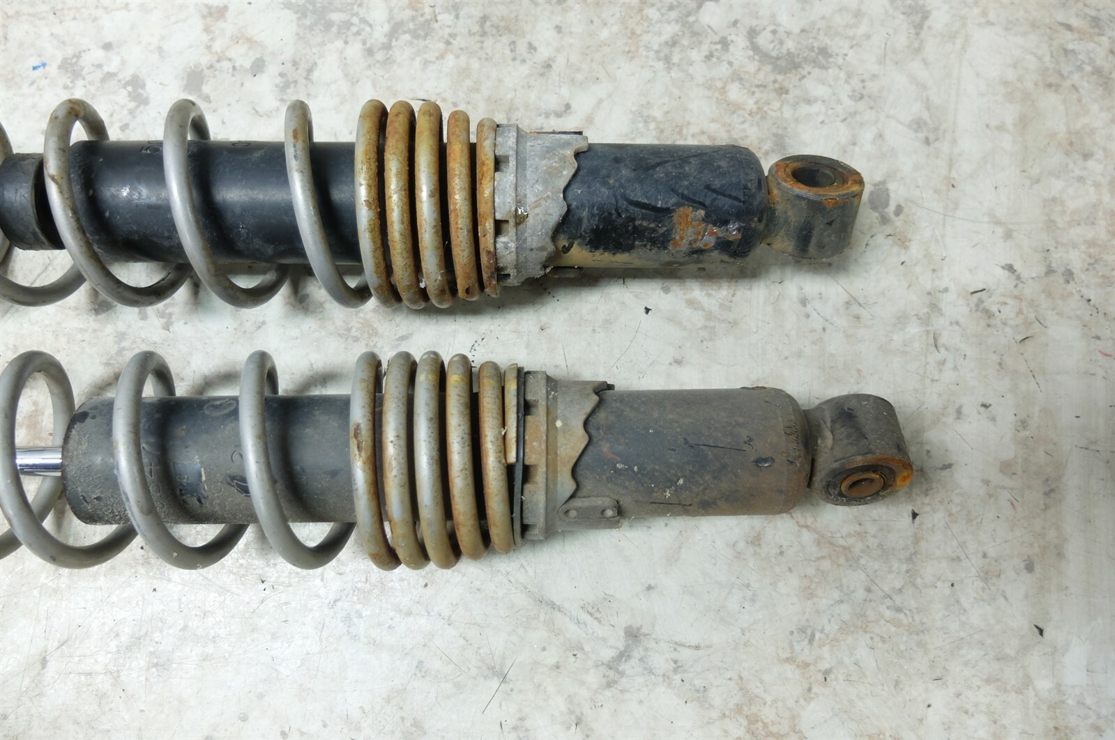 02 Ski-Doo Grand Touring 500 Snowmobile front shocks Springs right left ...