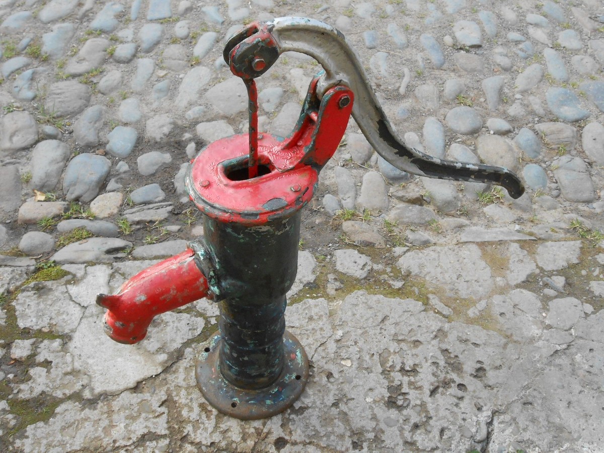 Old Fashioned Water Pump Water Pumps Authentic Reclamation