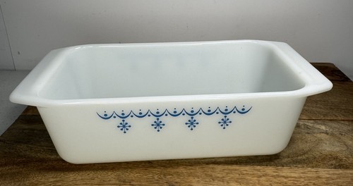 Vintage MCM Pyrex #913 Loaf Bread Pan Blue Snowflake Garland Baking ...