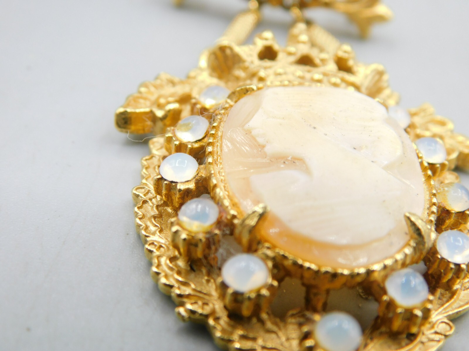 Vintage GENO Handcarved rare Drop Cameo Brooch Richel… - Gem
