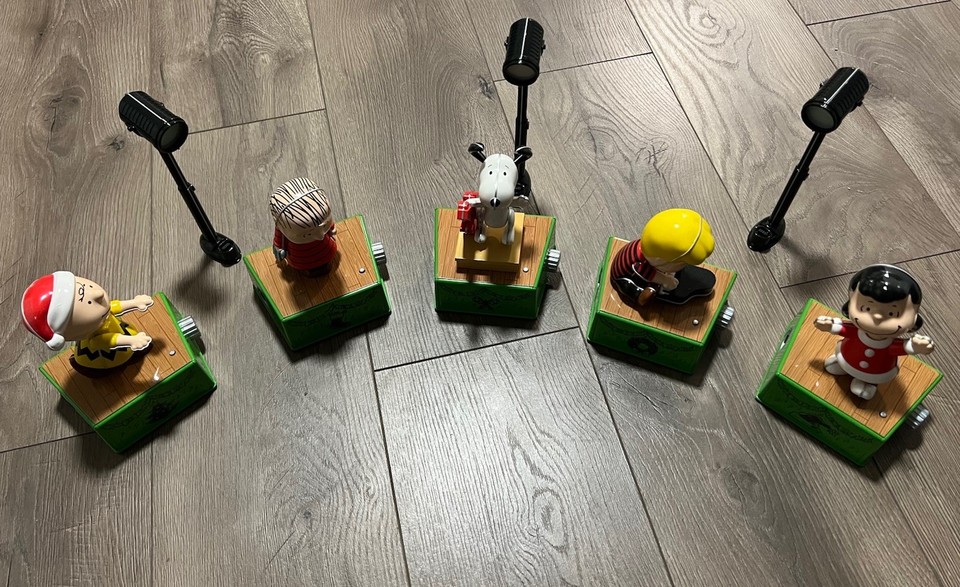 Hallmark 2017 Peanuts Christmas Dance Party Set 5 Figures W/Spot Light ...