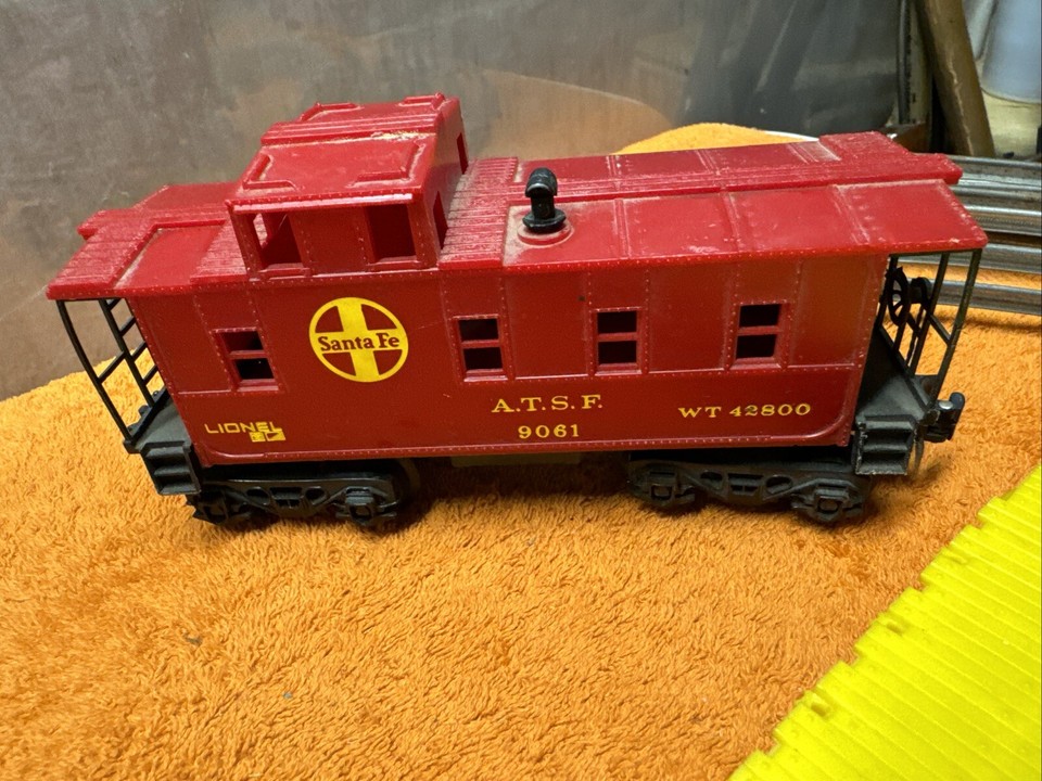 X•Vintage Lionel Train Set. Includes Engine, Caboose, 3 Additional Cars ...