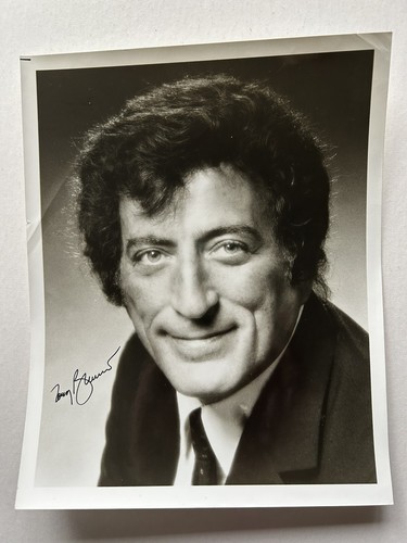 Jazz & Pop Singer the late Great Tony Bennett Autographed 8"x10" B&W ...