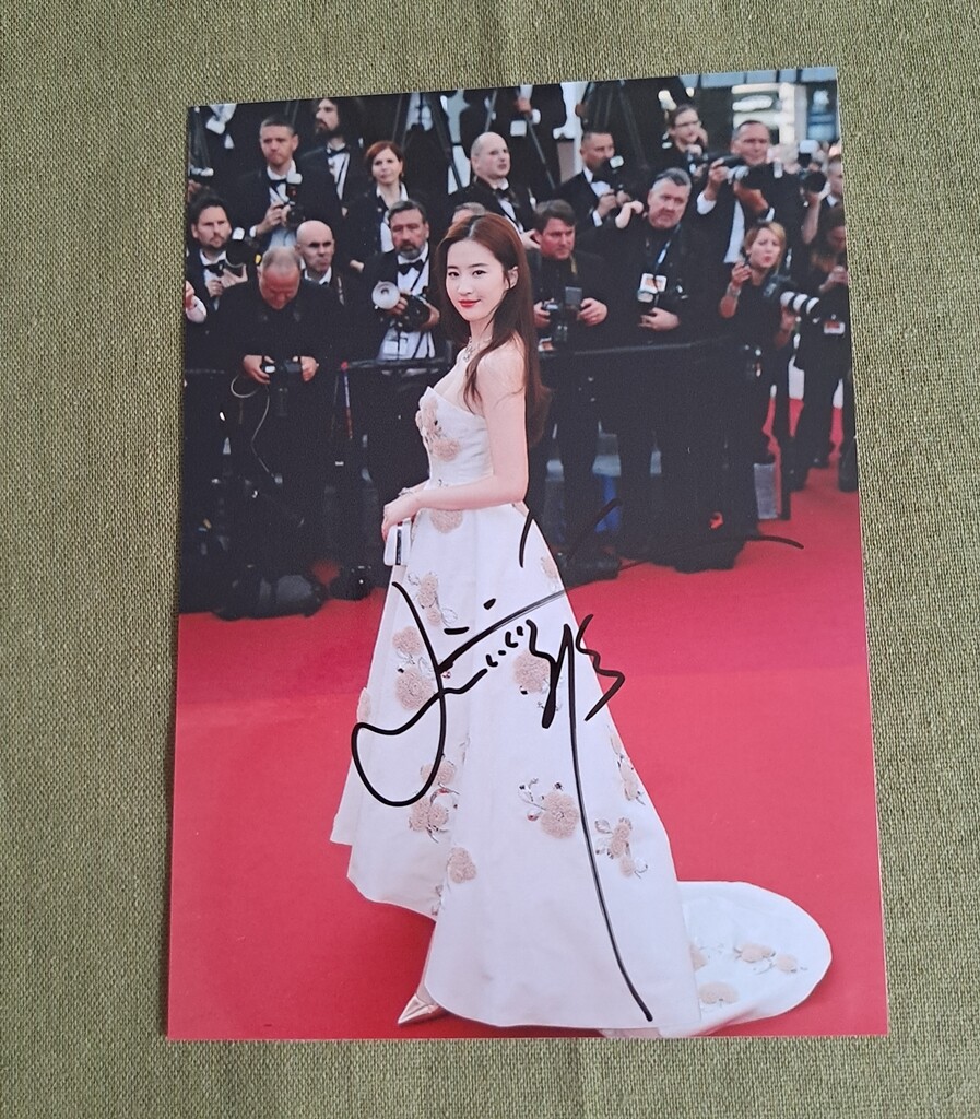 Crystal Liu Yi Fei Wallpaper Crystal Liu Yi Fei | Facebook