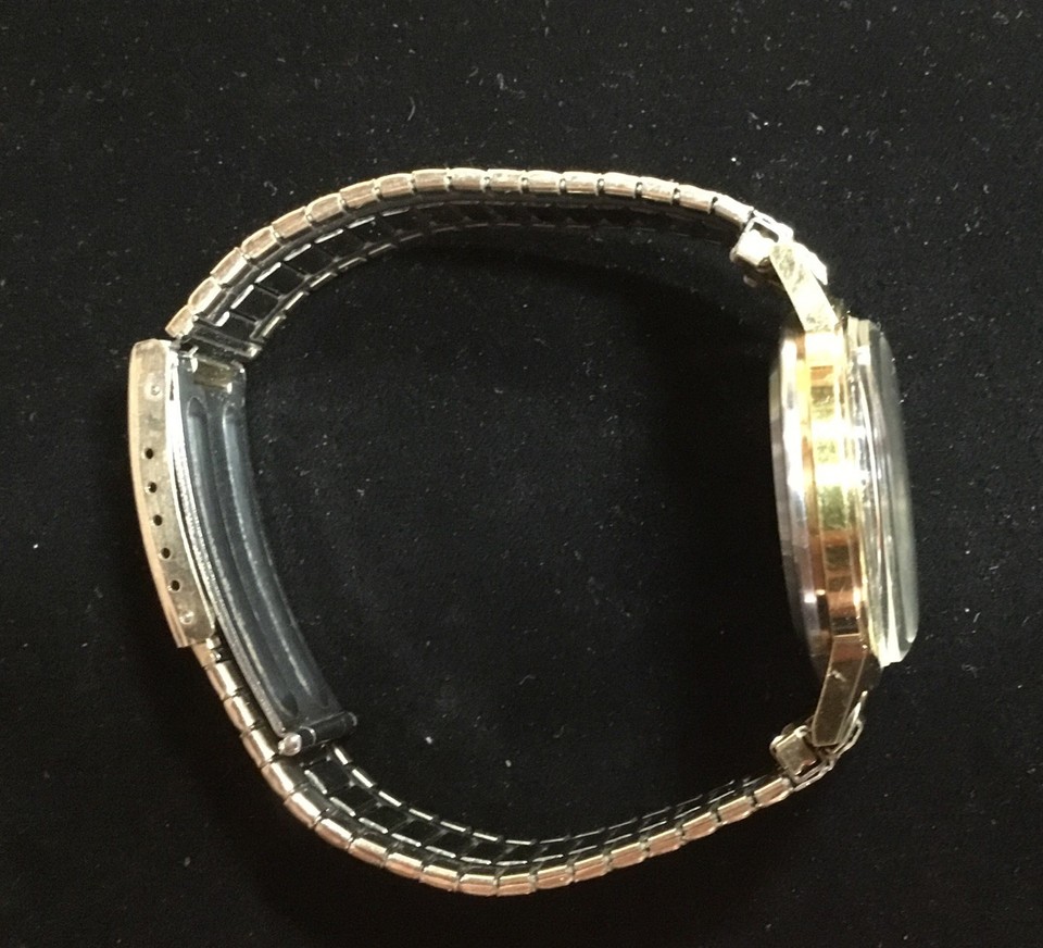 Vintage WALTHAM Swiss 23J Shock Resist Red Arrow Hand Mens Watch 34m ...