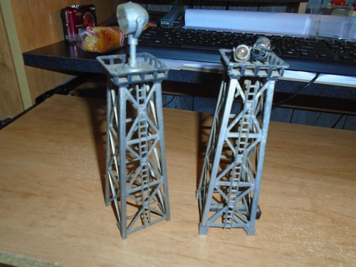 2 HO SCALE RAILROAD SEARCH LIGHT TOWERS | eBay
