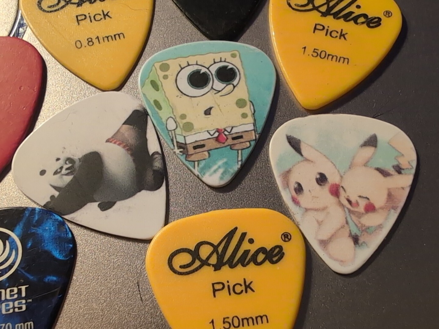 Multi-style Fun Guitar Picks 0.70/0.81/1.50mm SpongeBob Pokemon Pikachu ...