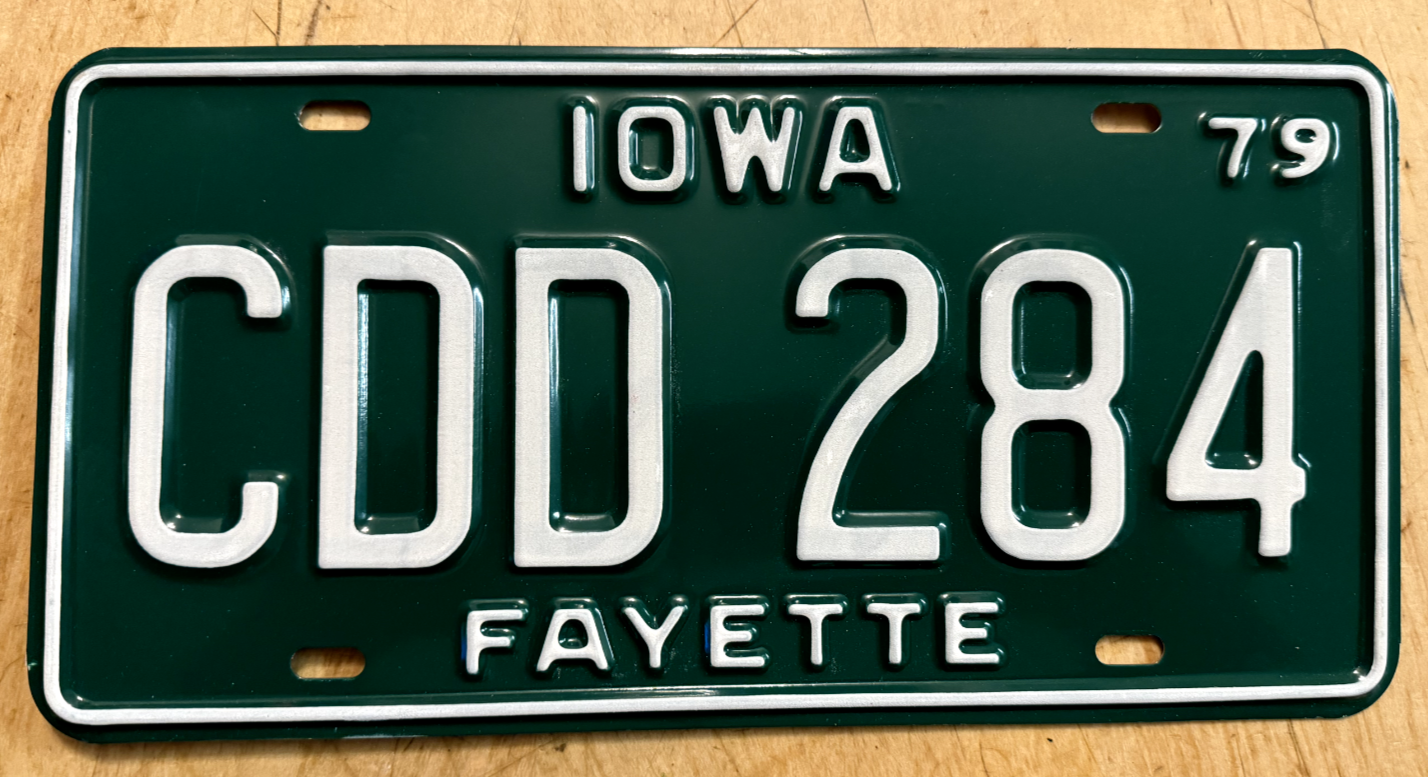 MINT 1979 IOWA PASSENGER LICENSE PLATE " CDD 284 " IA FAYETTE COUNTY | eBay