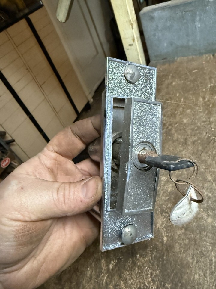 Dixie Narco Coca Cola Soda Vending Machine T Handle Door Lock Latch Key ...