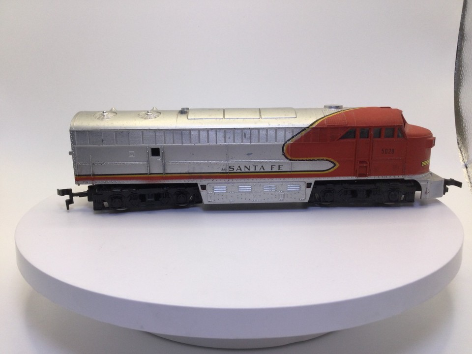 HO Scale Santa Fe EMD F7 Diesel Locomotive #5028 With Lights | eBay