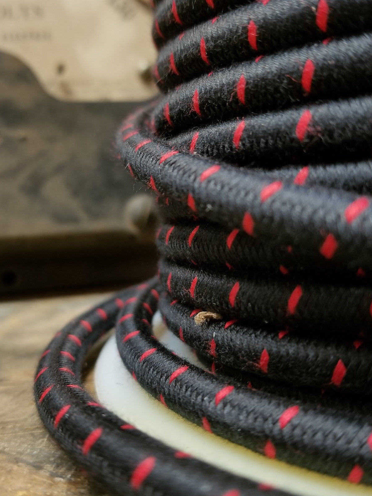 Black/Red Single Stitch Tracer Thread, Cloth Covered 3-Wire Round ...