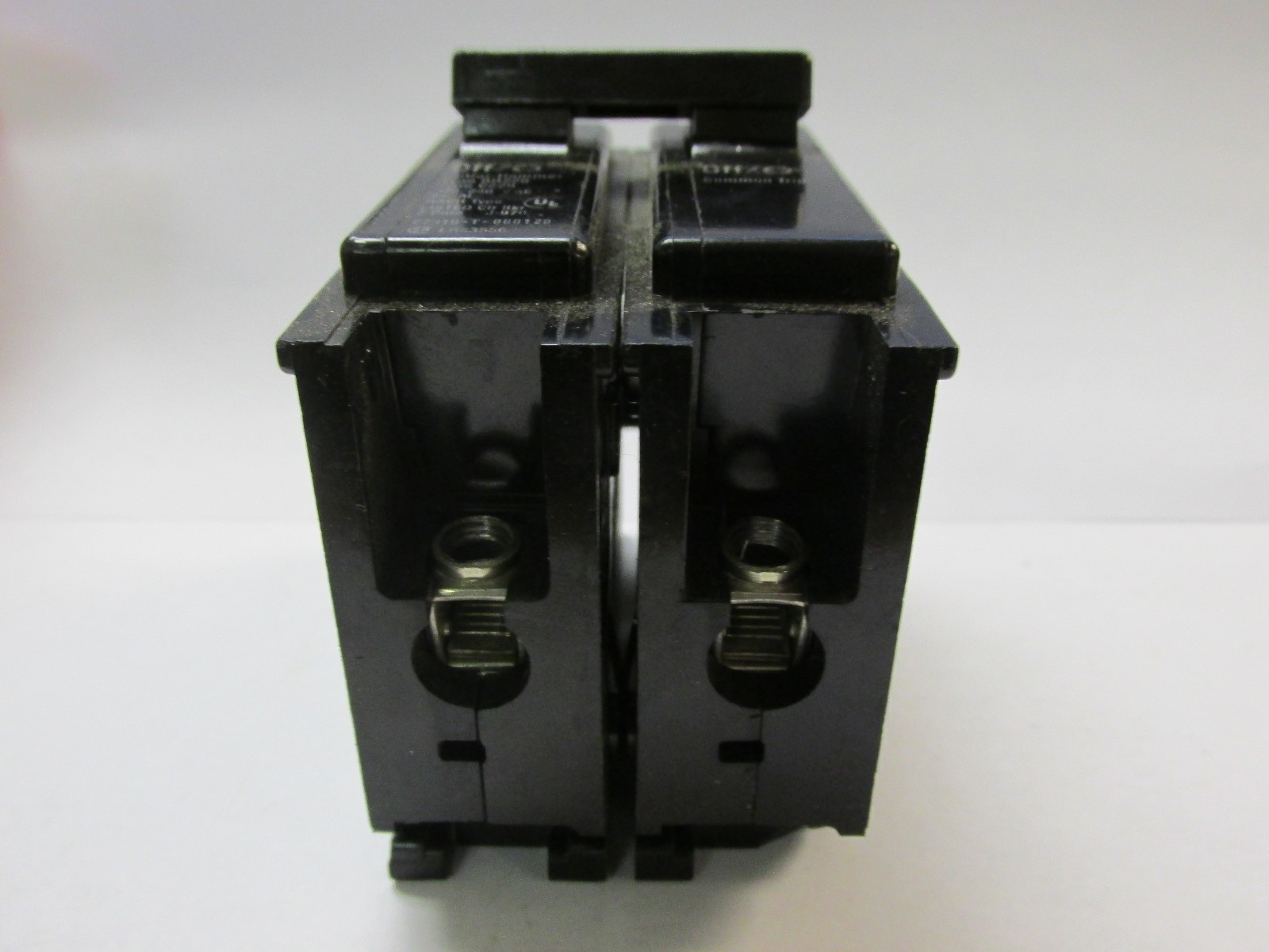 * CUTLER-HAMMER BR220 20 AMP 2 POLE CIRCUIT BREAKER (CHIP) .... VS-373A ...