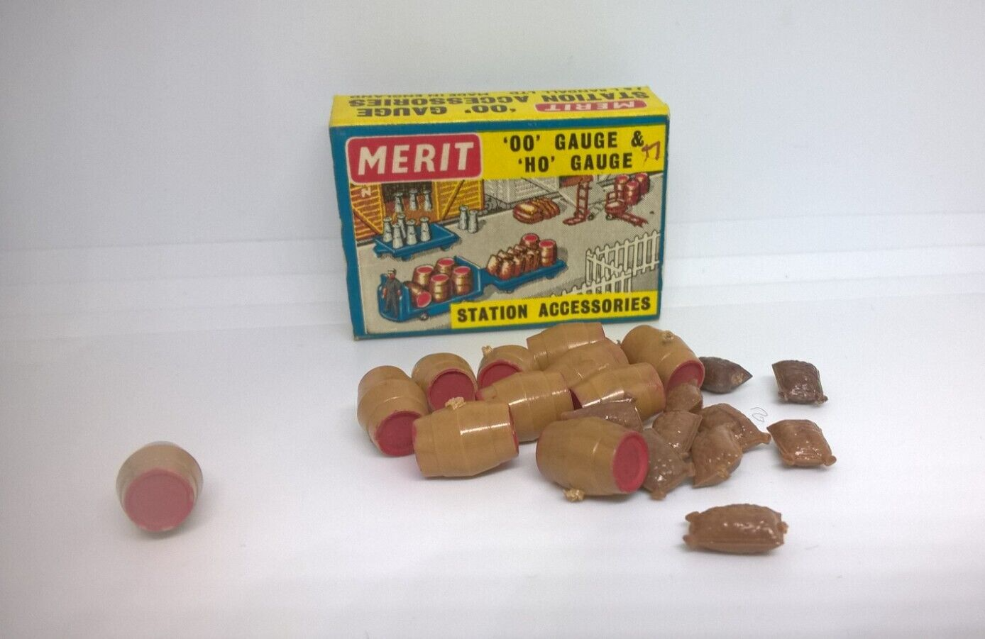 MERIT SACKS & BARRELS FOR HORNBY TRIANG RAILWAYS OO GAUGE | eBay UK