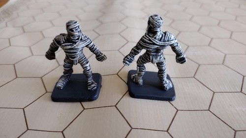 Dungeons & Dragons/Lot of 62 Painted Metal/Plastic Miniatures DND + Mat ...