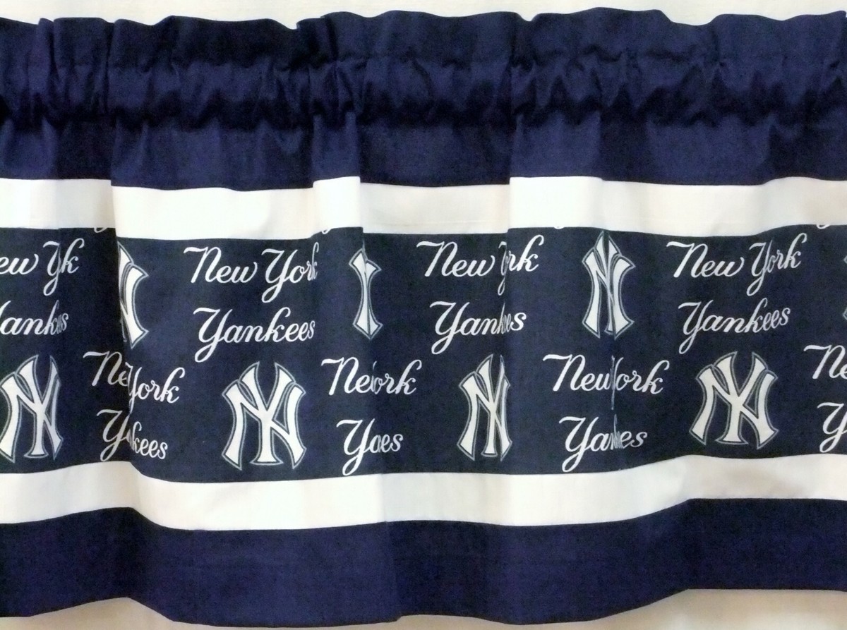Yankees Curtains 'An Annual Tradition' Yankees Fans Flock To See