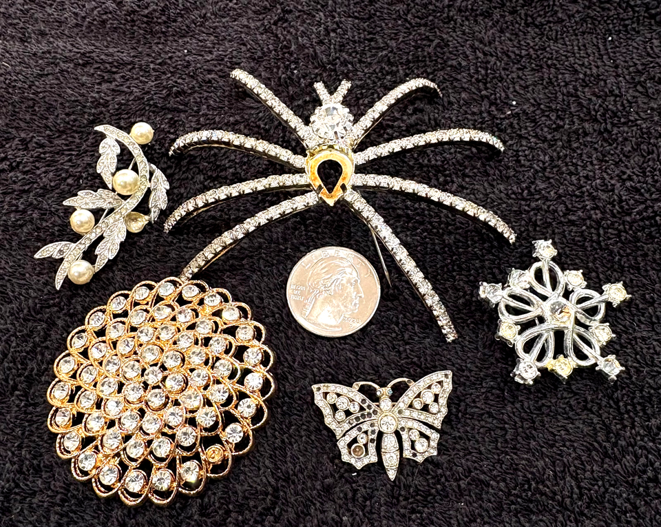 5 PIECE SPARKLING BROKEN BROOCH LOT FOR REPAIR, PARTS OR CRAFTING - 243 ...