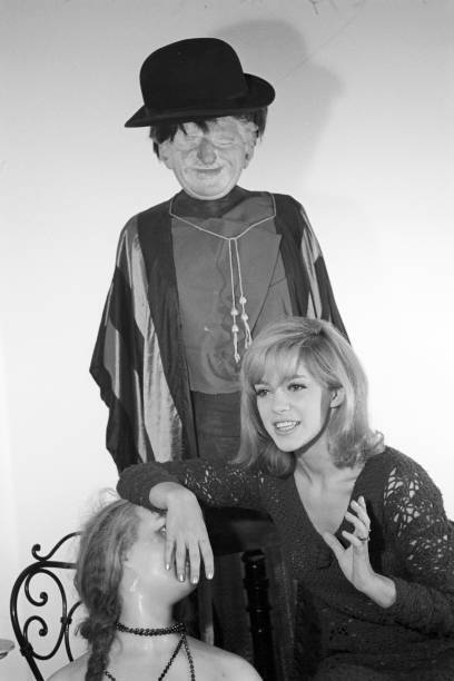 Elizabeth Wiener Poses In Studio October 16 1964 Old Photo 6 | eBay