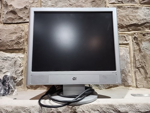 HP VS15 15" LCD VGA Monitor With Built In Speakers Gaming Retro Monitor ...