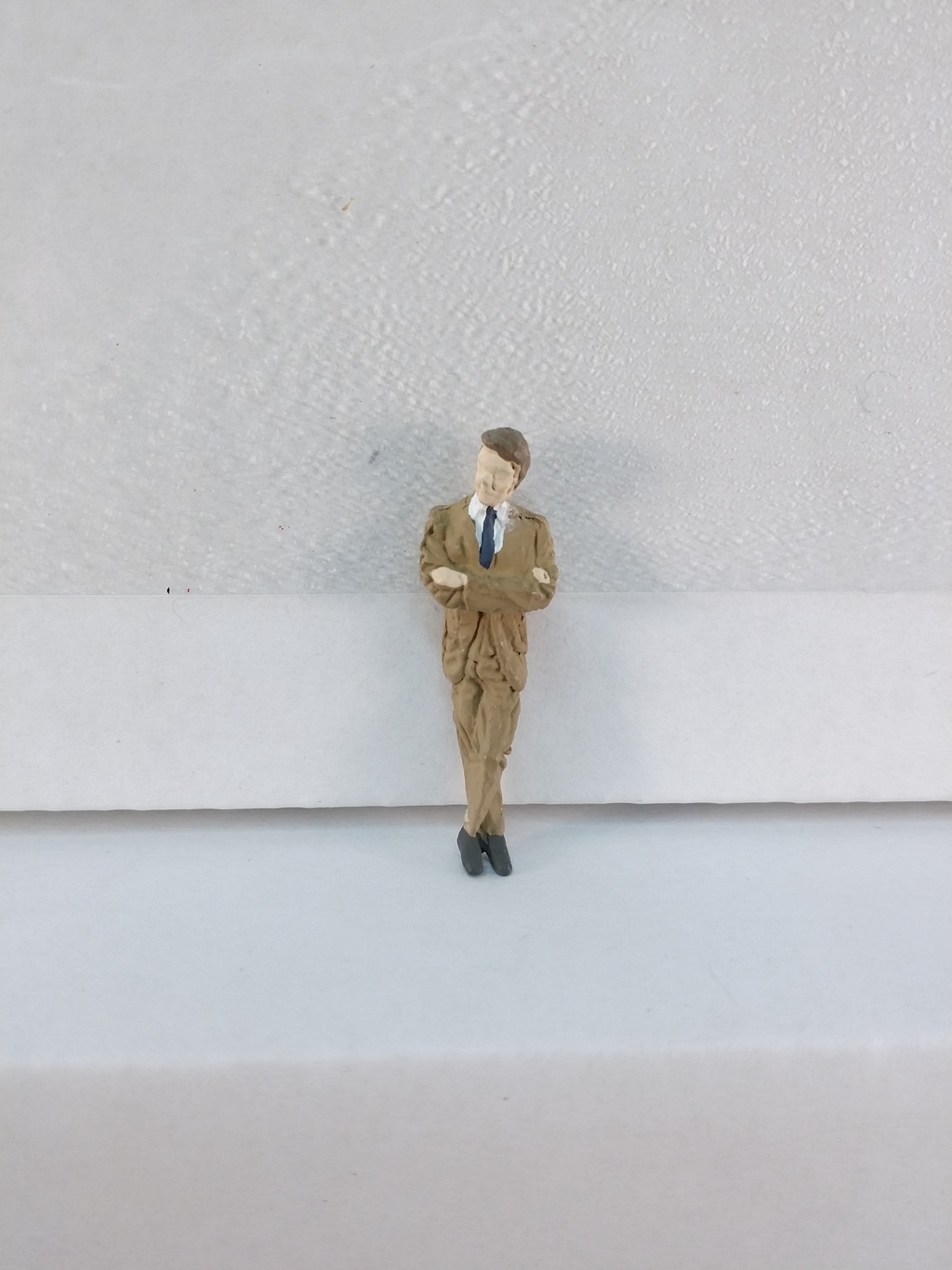 Arttista #1102 - Man in Suit Leaning - O Scale Figure - Model Trains ...