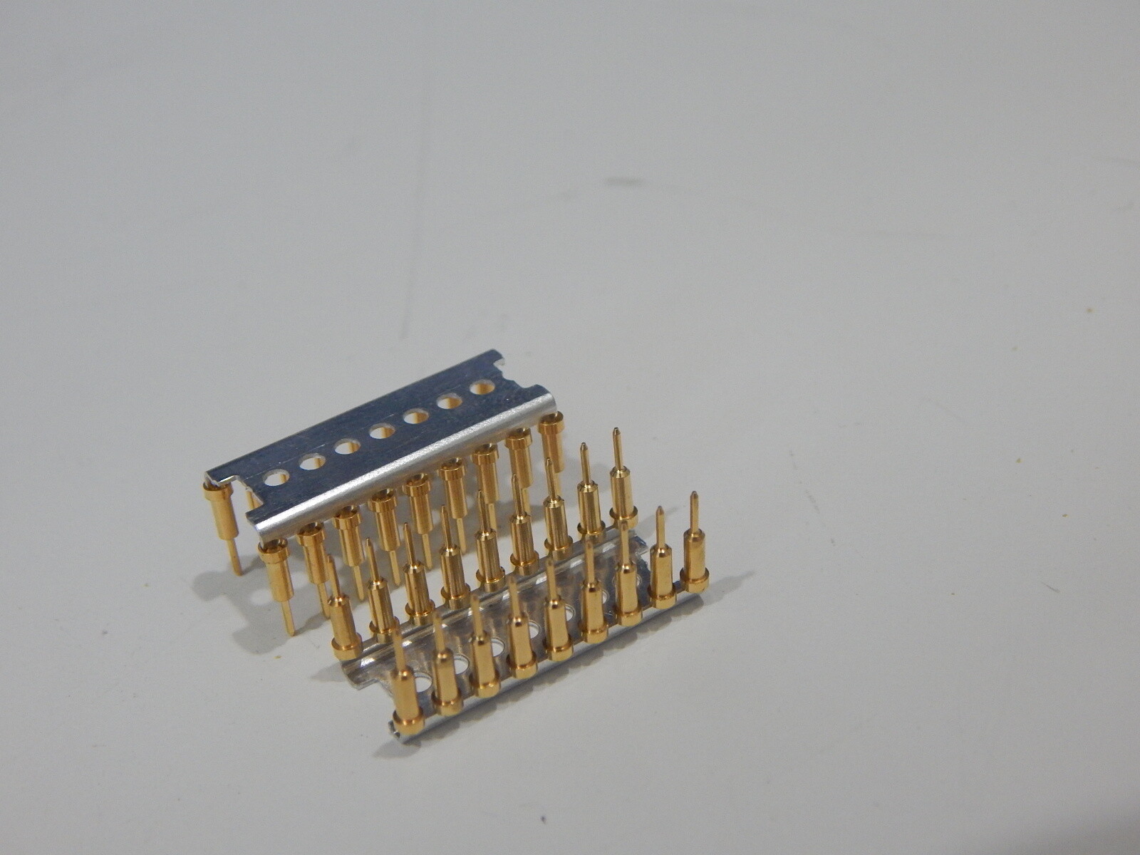 AUGAT 718-AG1D DIP SOCKET 18 PIN CARRIER MACHINE PIN GOLD - LOT OF 2 ...