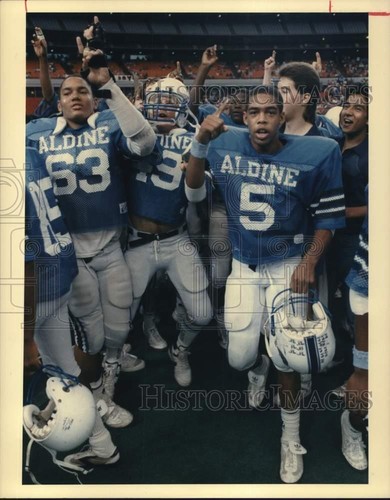 1987 Press Photo Aldine High School football team celebrates victory in ...