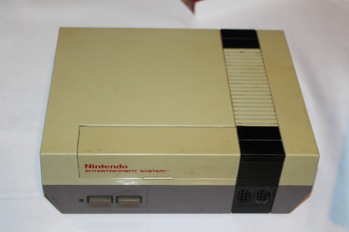 1985 Nintendo Entertainment System powers On Red Blinking Light NES-001 ...