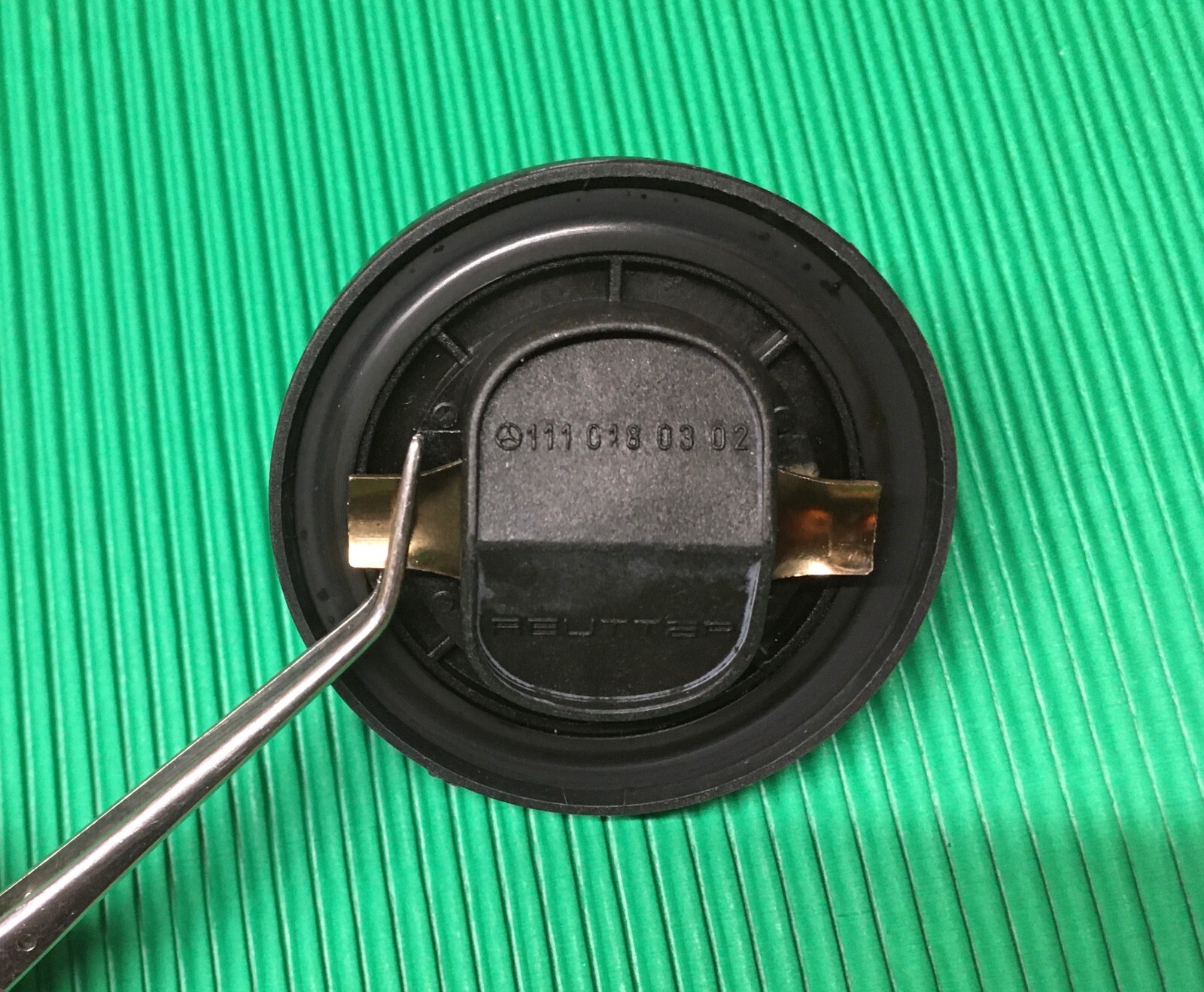 MERCEDES BENZ 124 Engine Oil Filler Cap 1110180302 | eBay