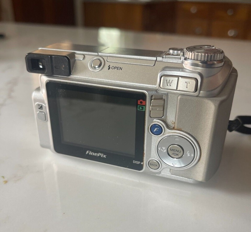 Fujifilm FinePix E500 Zoom Digital Camera 3.2X Optical Zoom 4.1MP ...